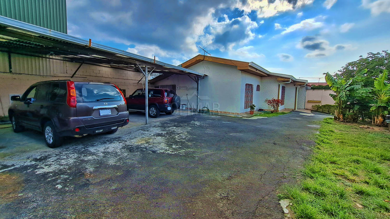 MV-05 Casa en Venta con amplio parqueo y bastante zona verde. - Ofimar ...